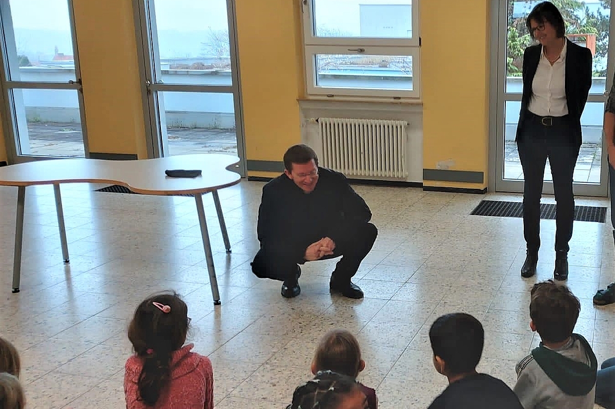 Geistlicher Direktor Martin Riß besucht die Katharinen-Schule